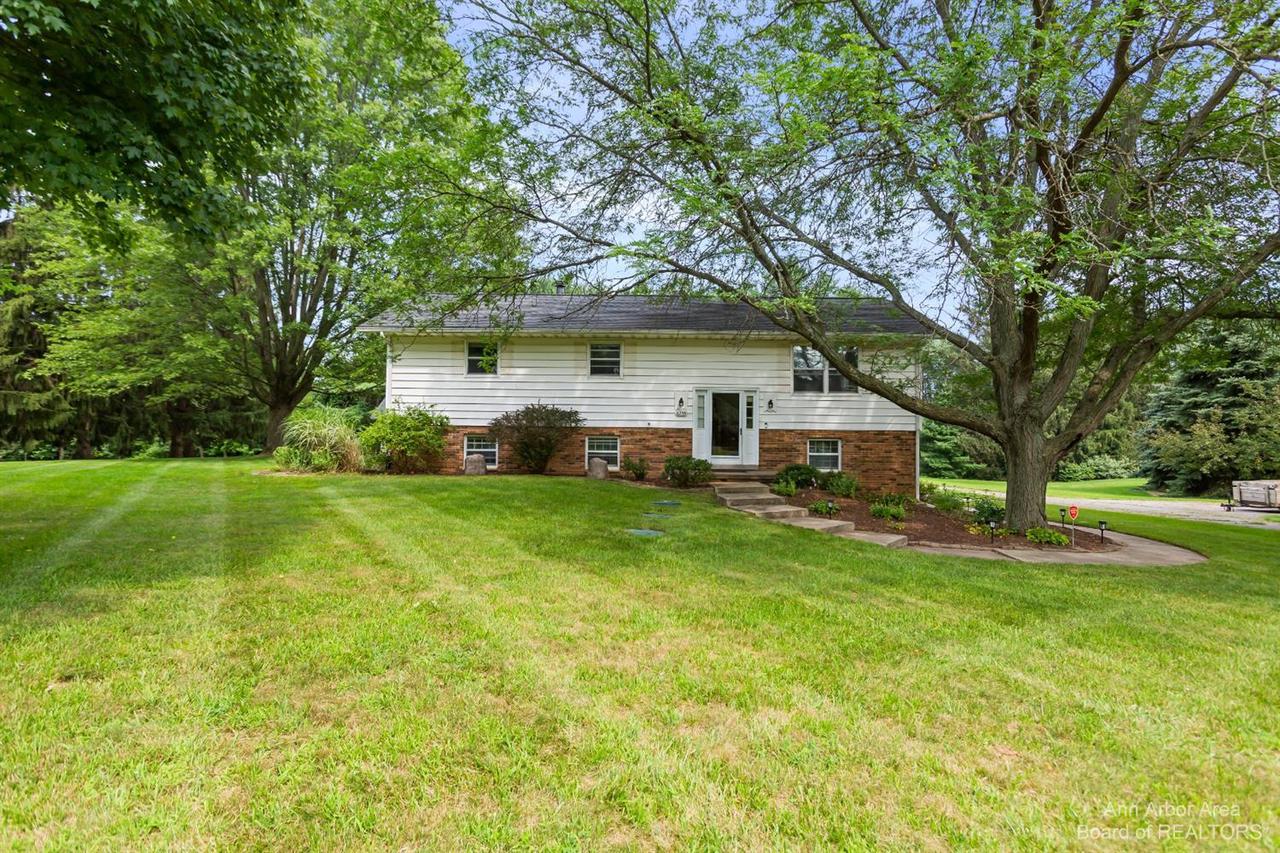 6255 Lodi Ln, Saline, MI 48176